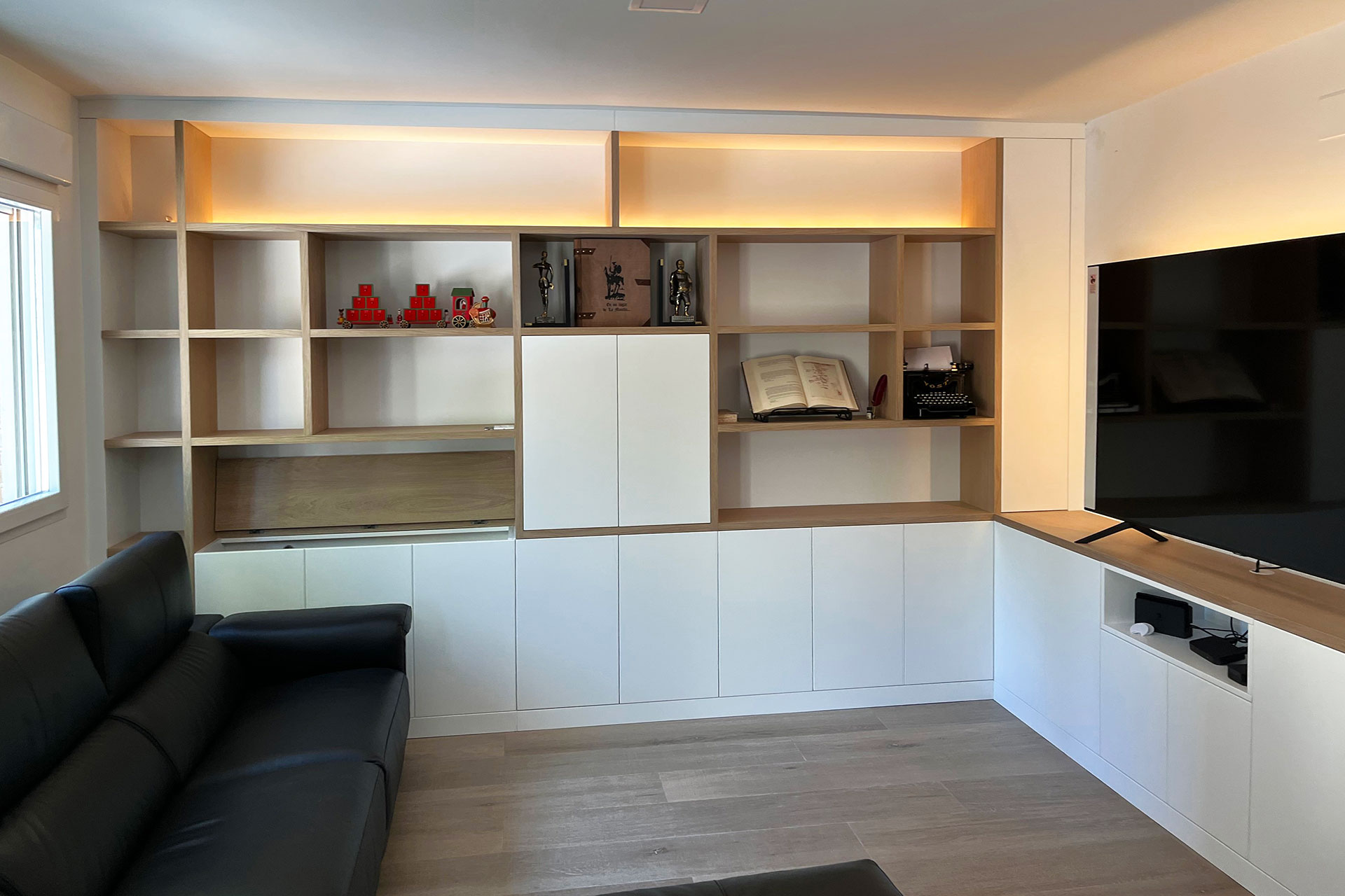 Mueble de salón con luces LED de colores